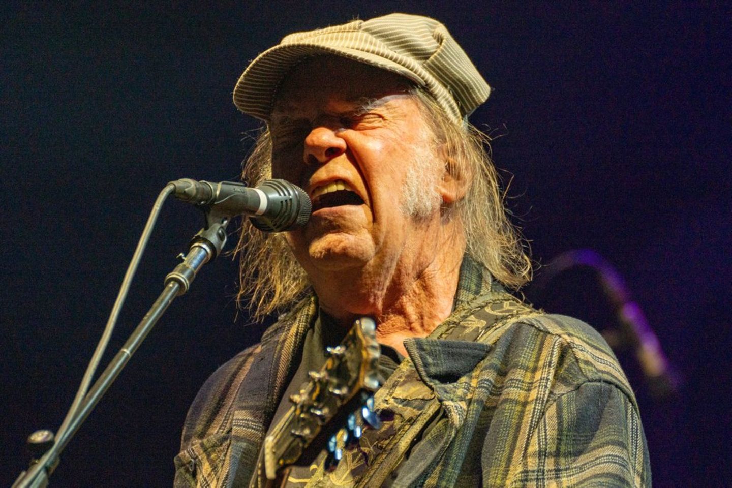 Neil Young feiert 80. Geburtstag: Vom Folkstar zum "Godfather of Grunge ...