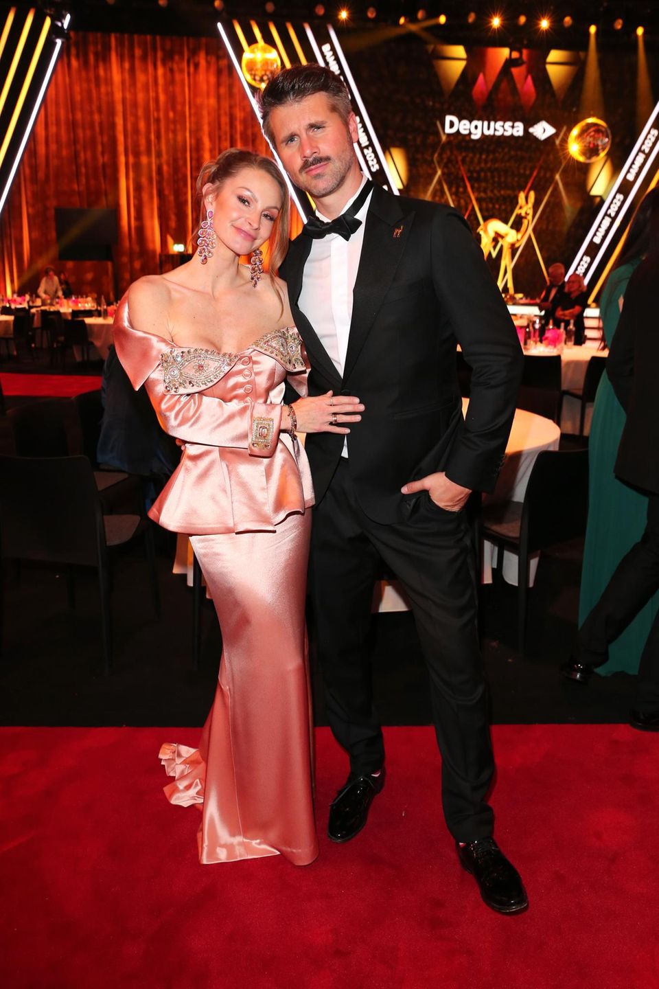 Jason Momoa + Adria Arjona posieren gemeinsam auf dem Red Carpet | GALA.de