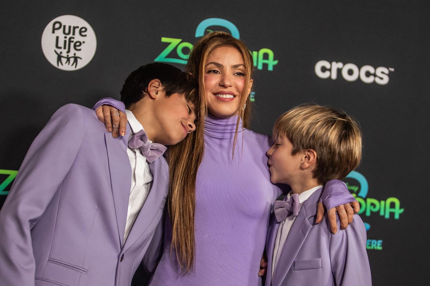 Shakira mit ihren beiden Söhnen: Ist das der süßeste Red-Carpet ...