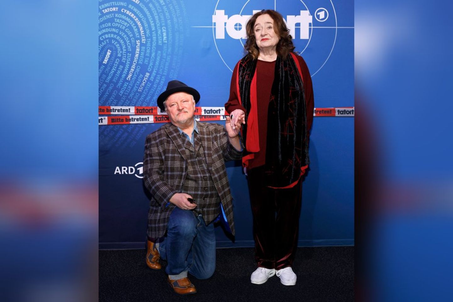 Mechthild Großmann: Axel Prahl kniet vor "Tatort"-Kollegin | GALA.de