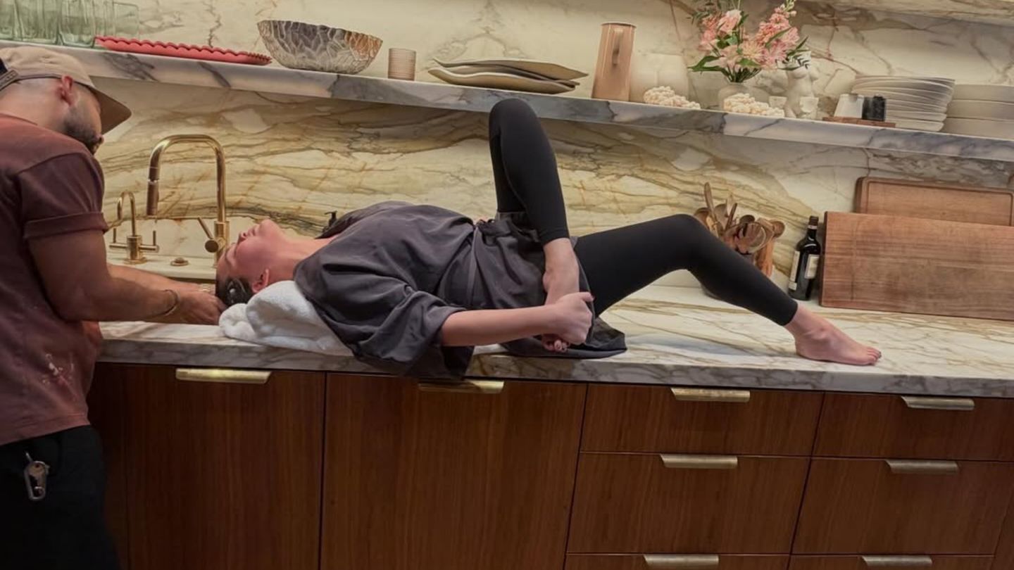 Stars auf Social Media: Chrissy Teigen holt sich den Friseursalon ...