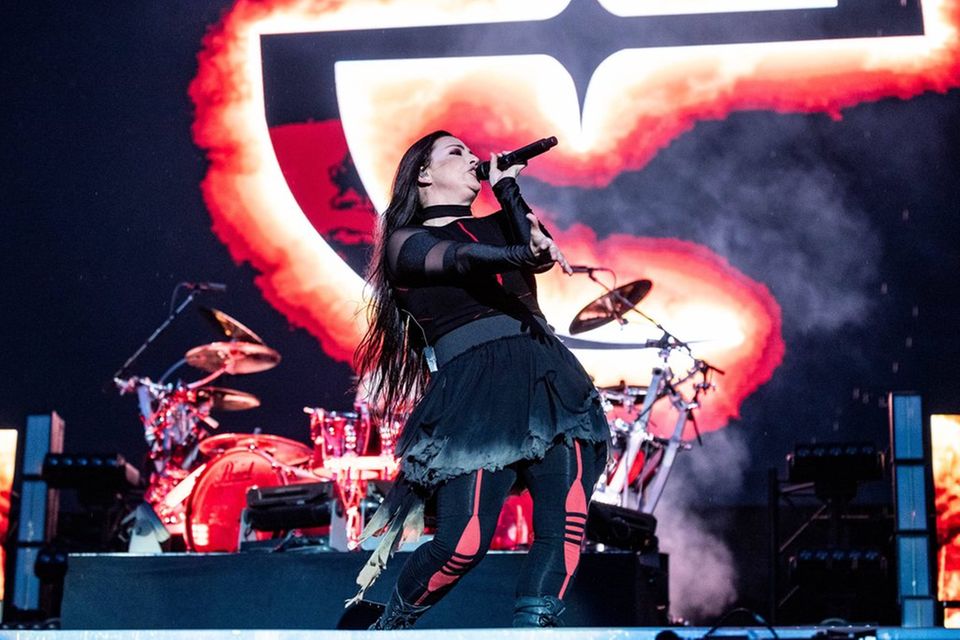 What's Next for Evanescence in 2026? Your Guide!