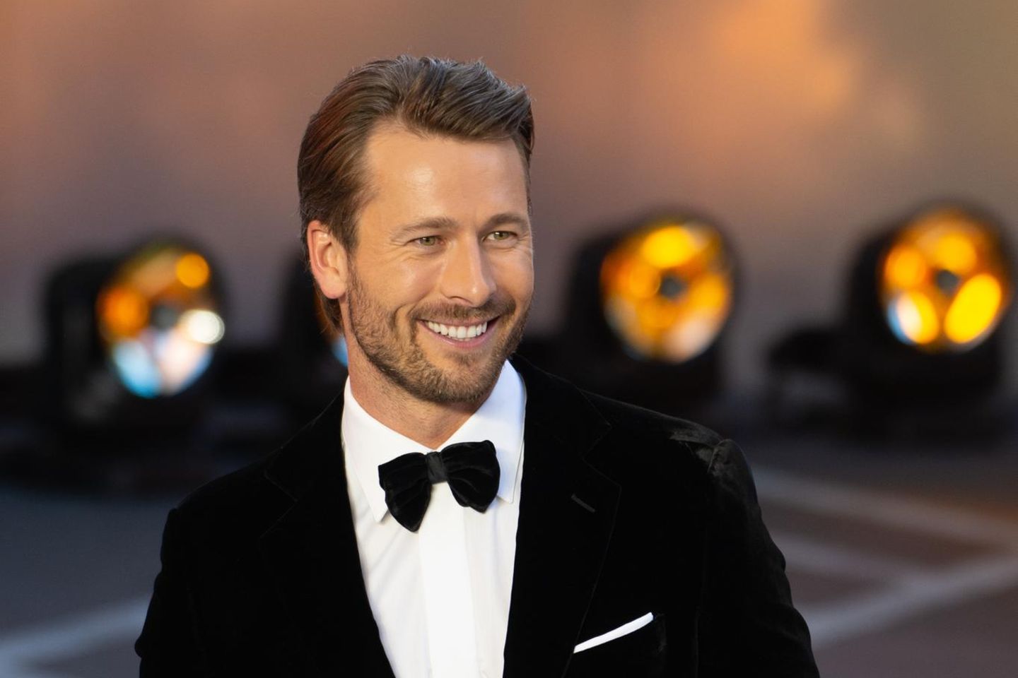 Glen Powell in Bar gesichtet: Heißes Date mit "Landman"-Star Michelle ...