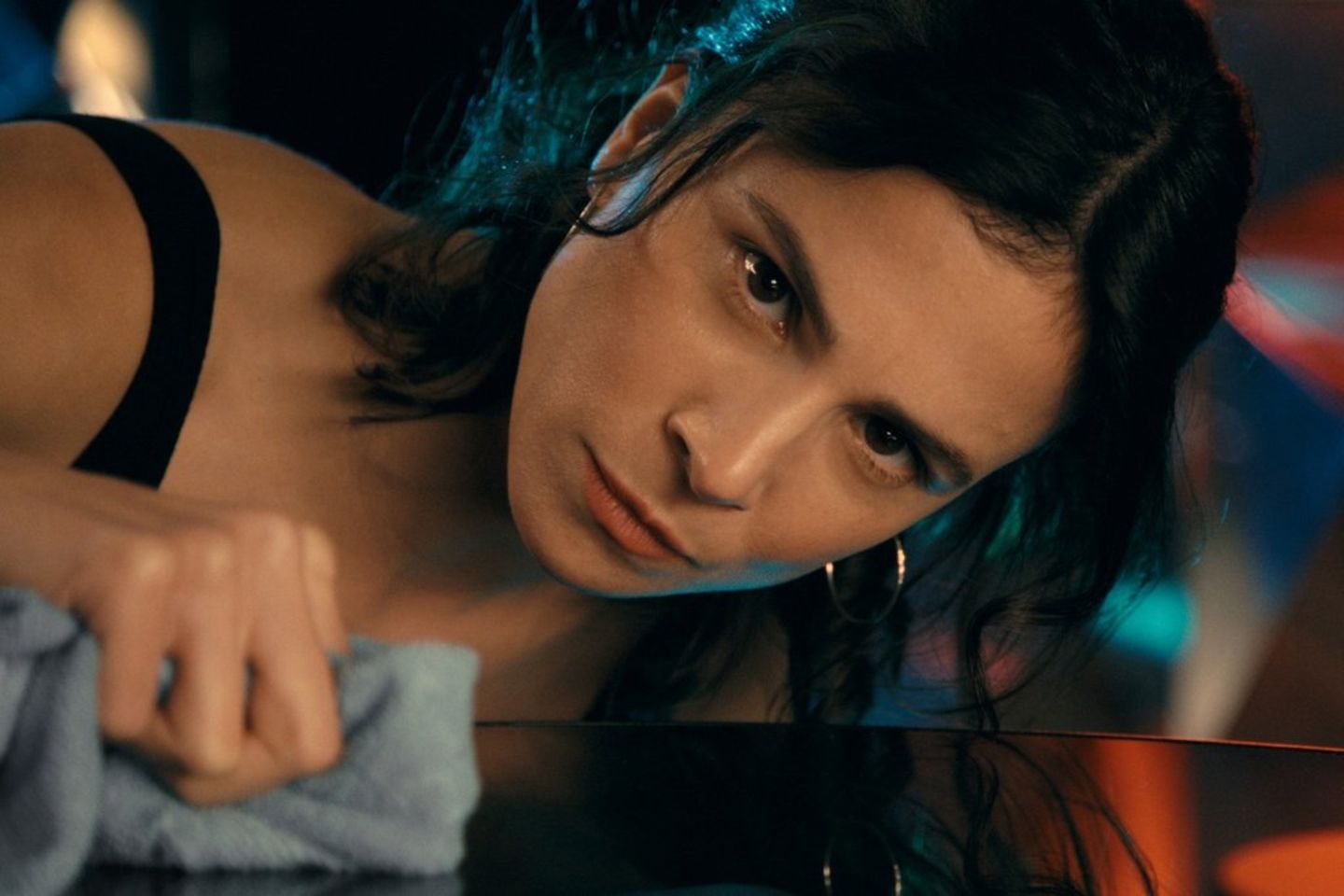 Thriller-Dramaserie "Die Putzfrau": Aylin Tezel spielt mit Ex-"Tatort ...