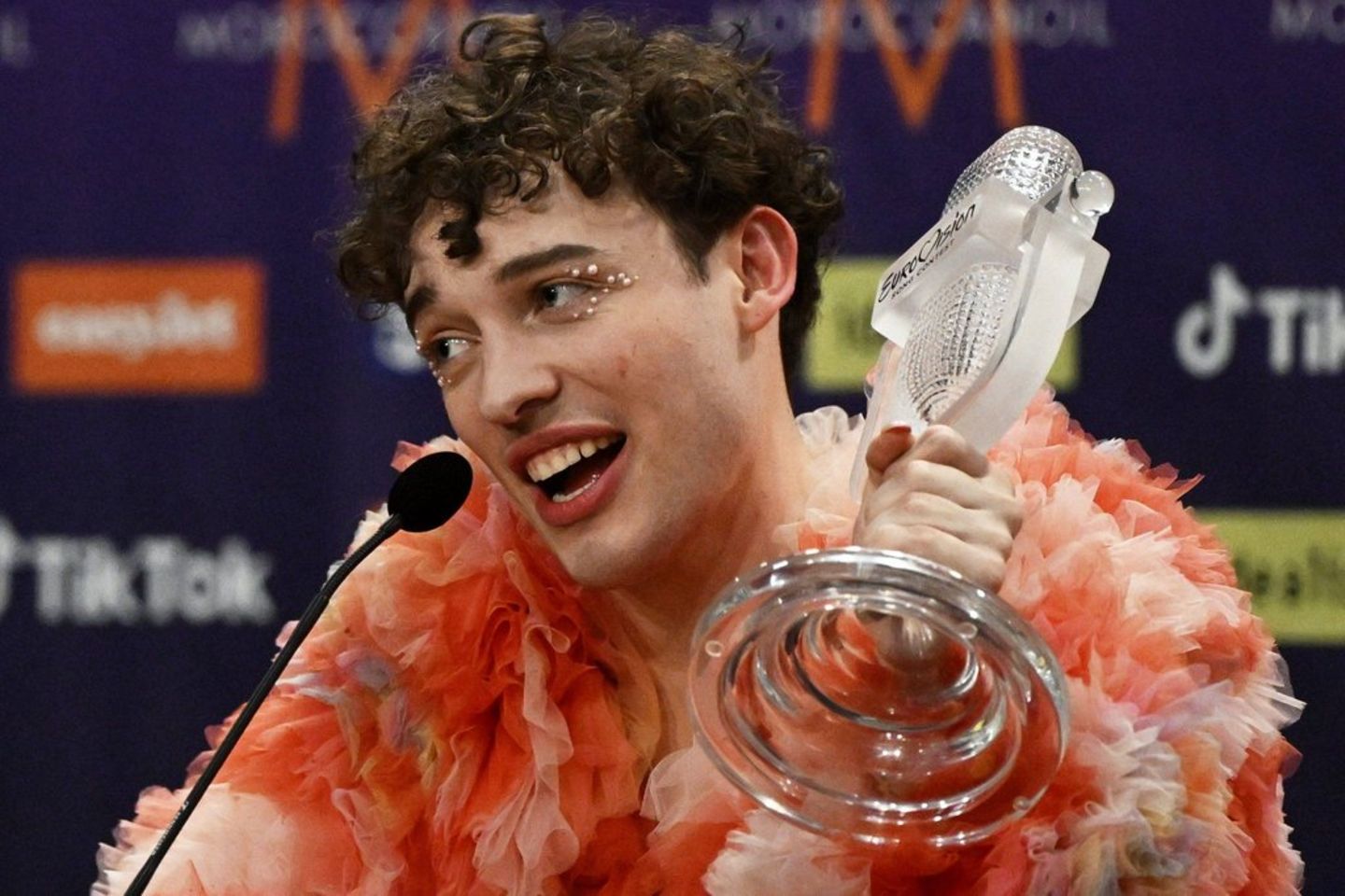 Nemo: Gewinner-Act gibt ESC-Pokal zurück | GALA.de