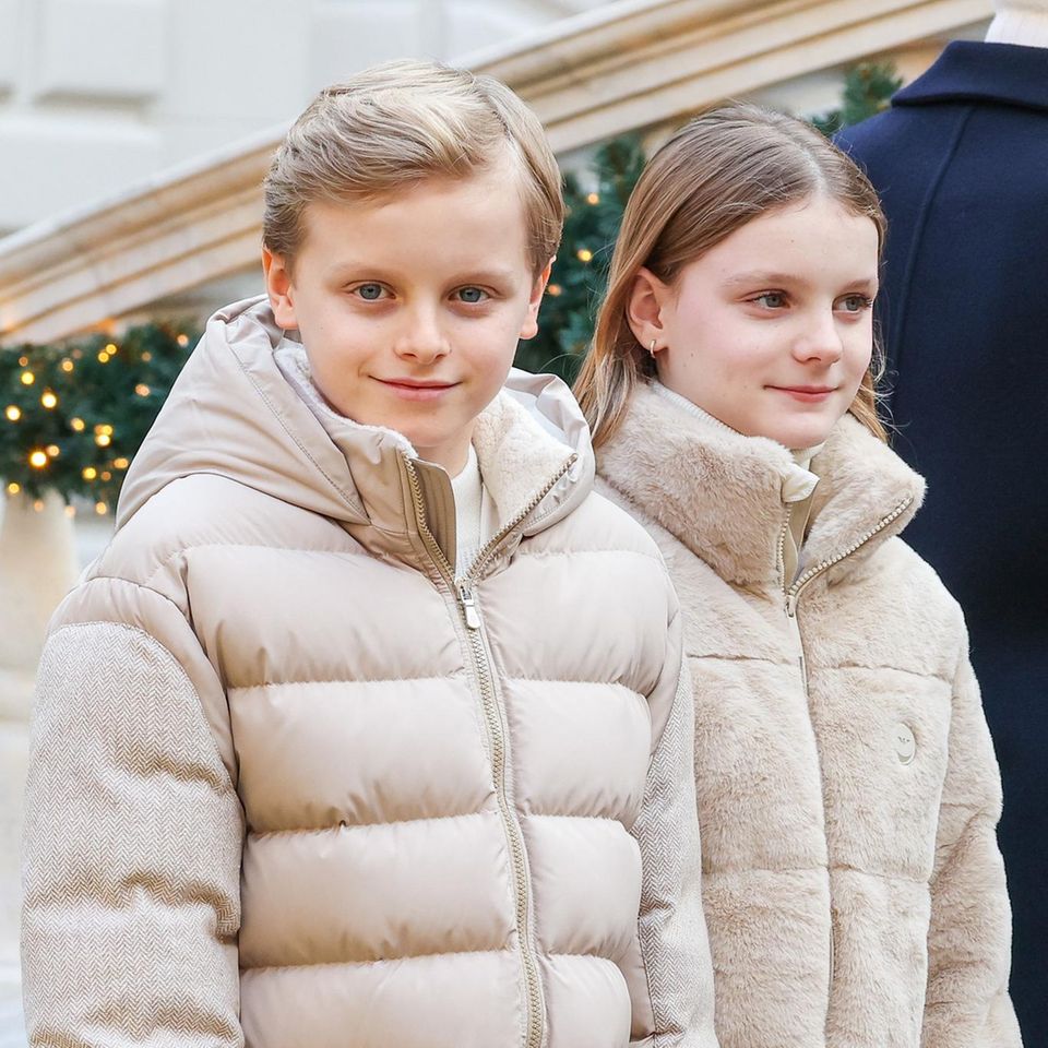 Imperial State Crown + Co.: Die legendärsten Schmuckstücke von Queen ...