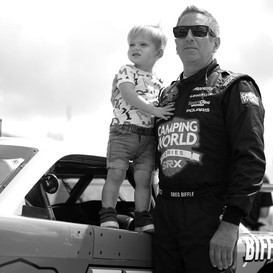 "MobLand"-Premiere: Helen Mirren und Pierce Brosnan ganz eng | GALA.de