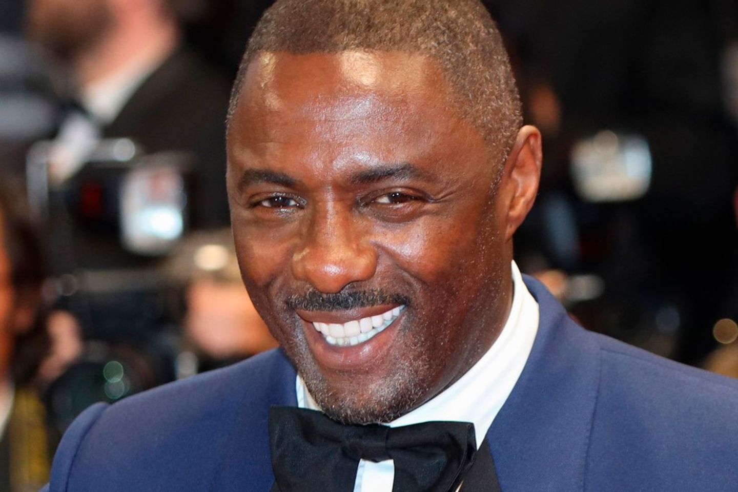Nächster Bond-Darsteller?: Idris Elba posiert mit alten Bond-Mimen ...