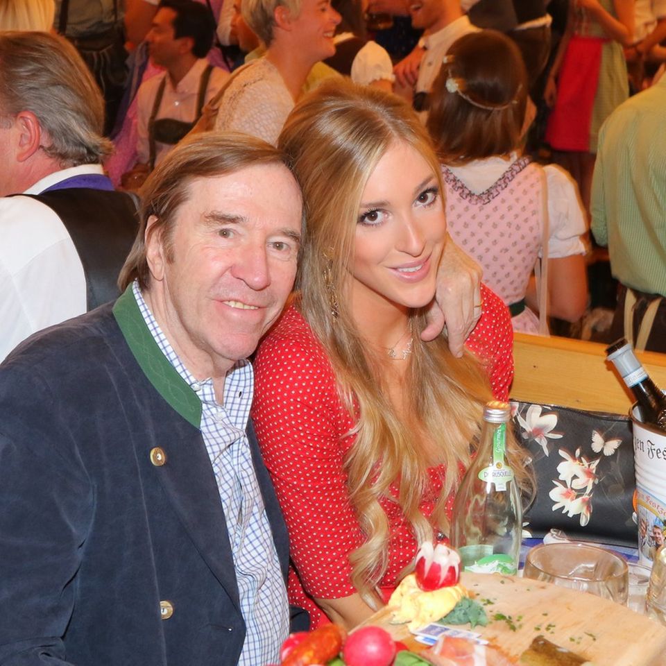 Karen Heinrichs öffnet Familienalbum und spricht über die zwei Väter ...