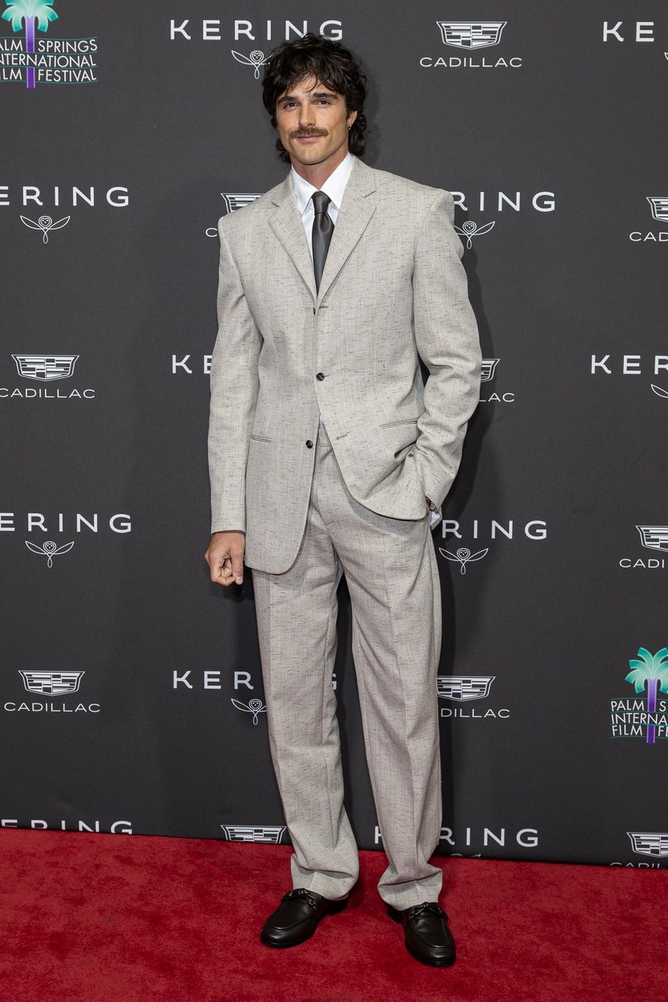 Gänsehaut! Madelaine Petsch trotzt den Horror-Gestalten auf dem Red ...