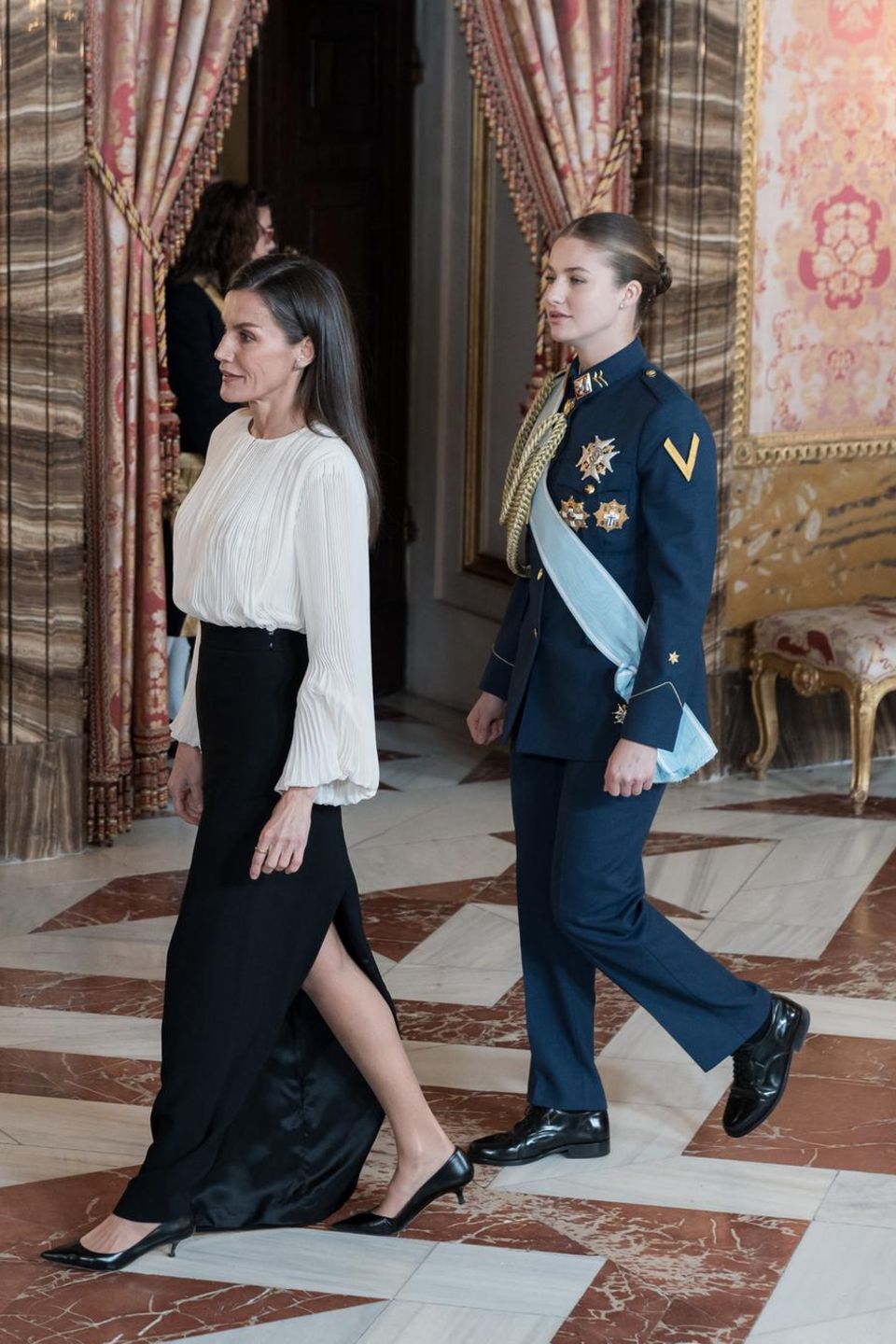 Königin Letizia überrascht beim Neujahrsgruß mit überraschend viel Bein ...