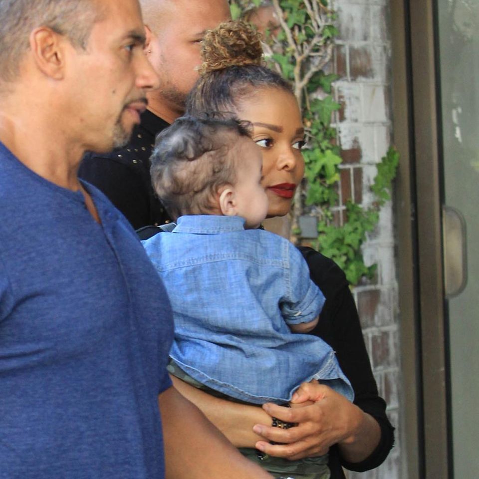 Stone-Roses-Bassist beigesetzt: Gallagher und Beckham nehmen Abschied ...