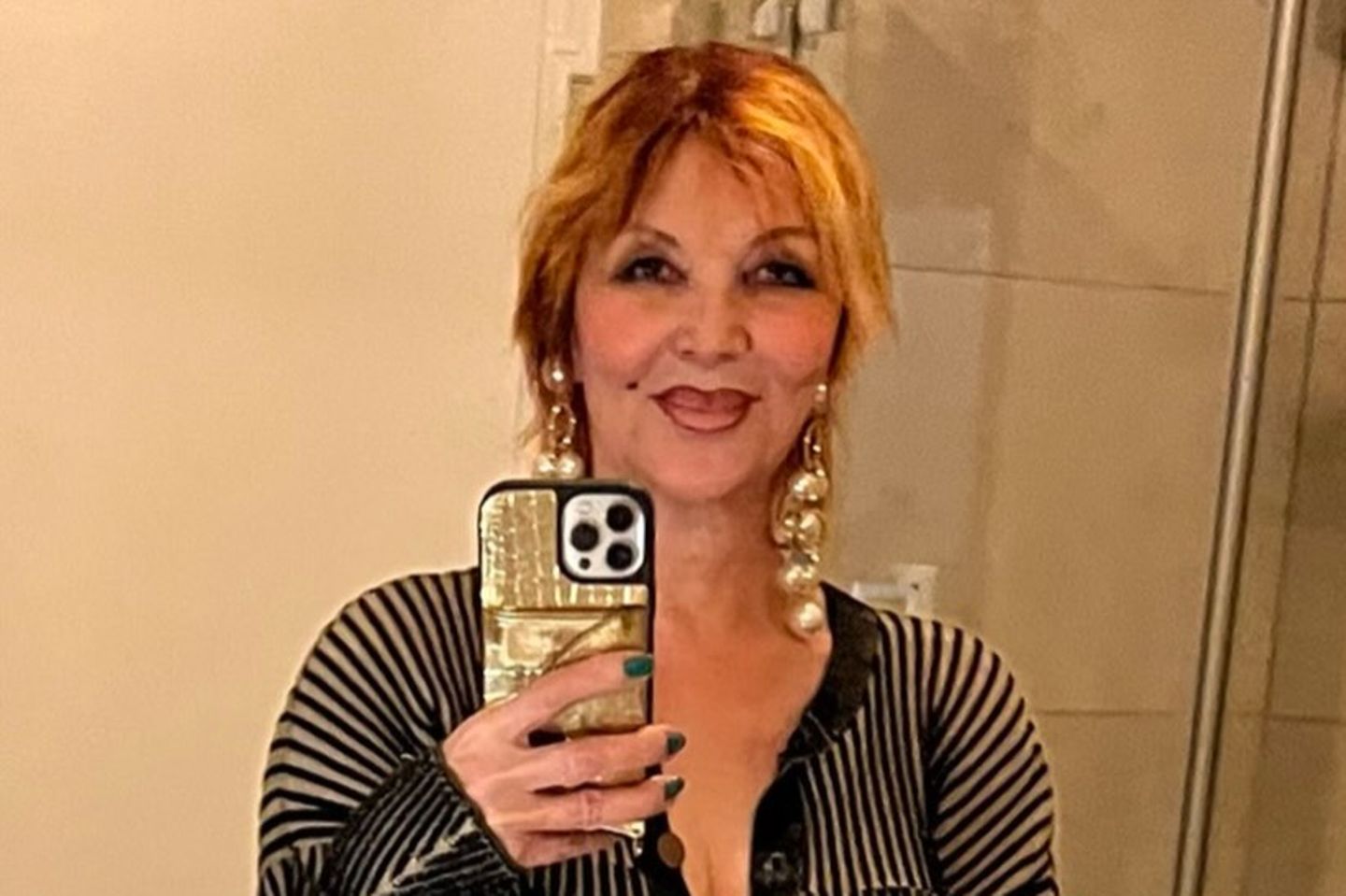 Thea Gottschalk greift für neue Frisur selbst zu Farbe und Schere | GALA.de