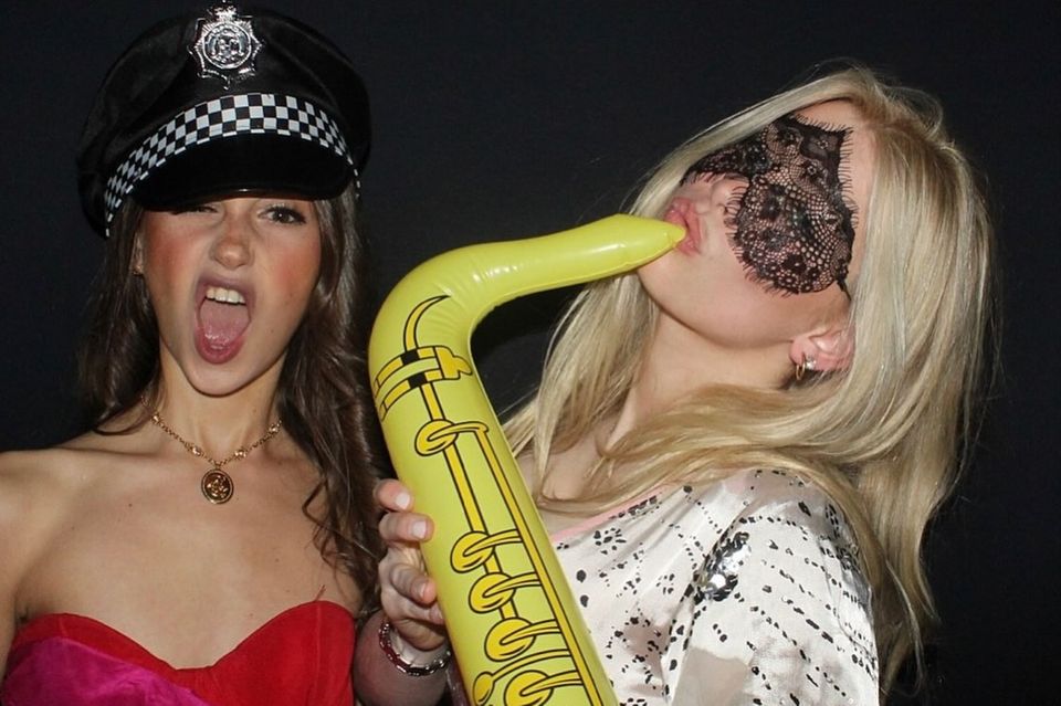 Claudia Schiffer: Partyfoto von Tochter Clementine sorgt für ...