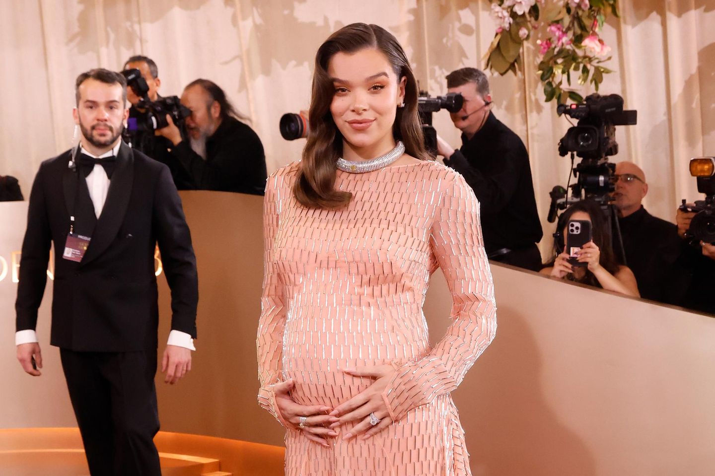 Hailee Steinfeld bei Golden Globes: Erster Auftritt mit Babybauch | GALA.de