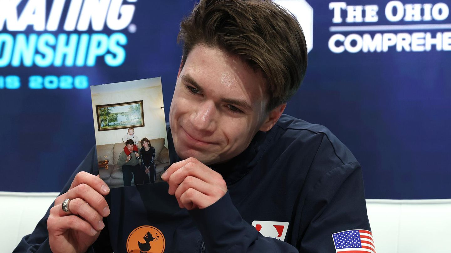 Maxim Naumow: Eiskunstlauf-Star weint mit Bild seiner toten Eltern ...