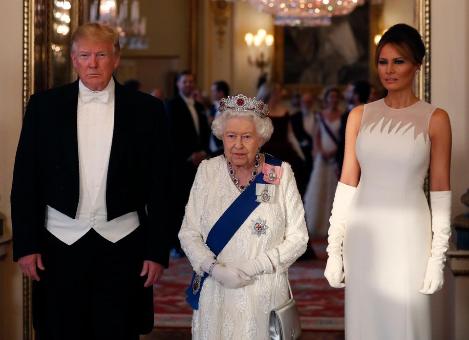 Queen Elizabeth: 96 Rubine, 96 Lebensjahre? Ihr sagenumwobenes Diadem ...