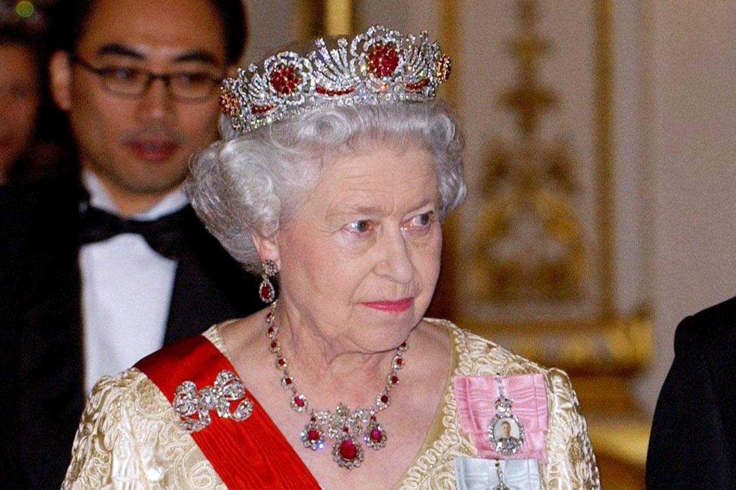 Queen Elizabeth: 96 Rubine, 96 Lebensjahre? Ihr sagenumwobenes Diadem ...