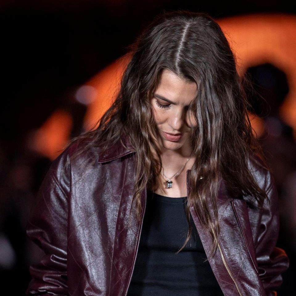 Charlotte Casiraghi am Schreibtisch: So losgelöst zeigt sie sich selten | GALA.de
