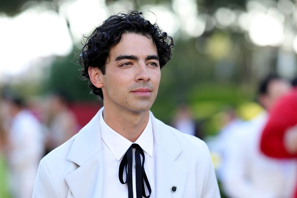 Joe Jonas schürt Gerüchte um neue Liebe! Wer ist das Model an seiner ...