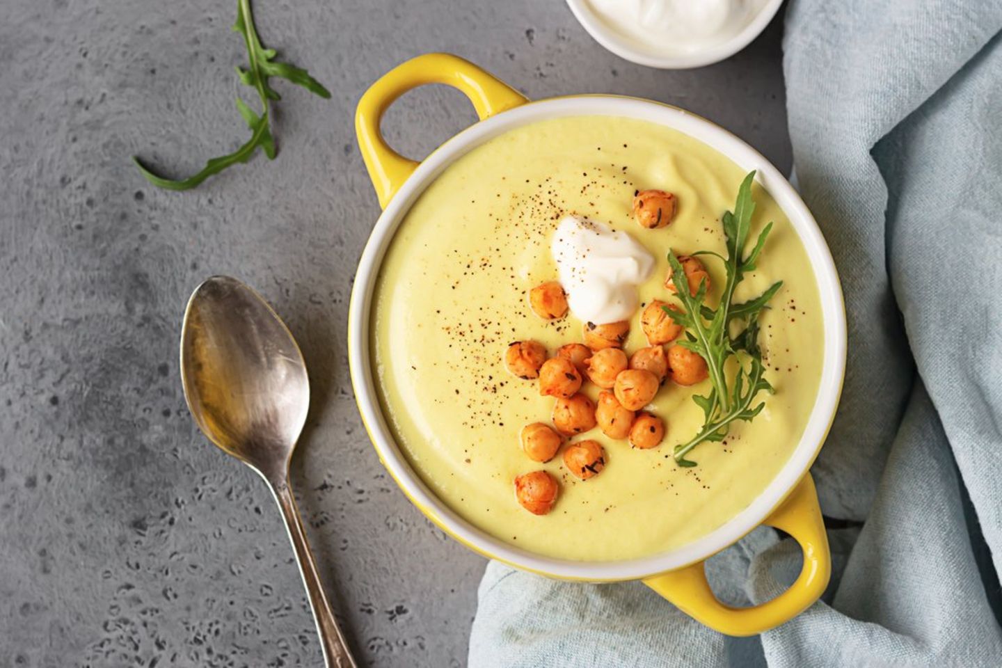 Mit knusprigem Topping: Würzige Curry-Blumenkohlsuppe | GALA.de