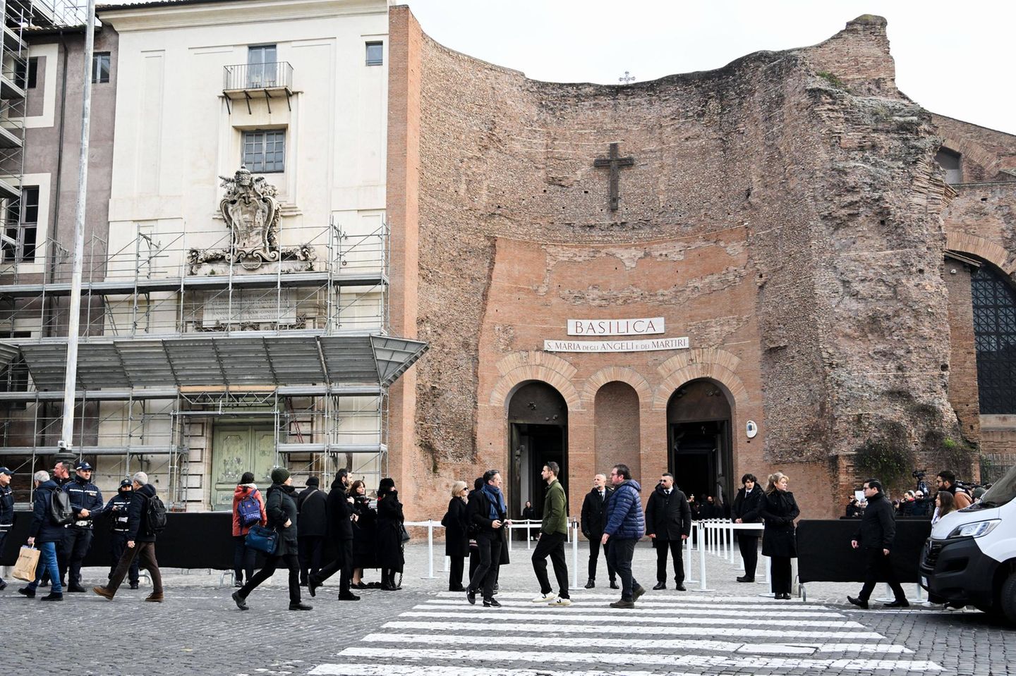 Valentinos letzte Reise: Die Mode-Elite nimmt Abschied in Rom | GALA.de