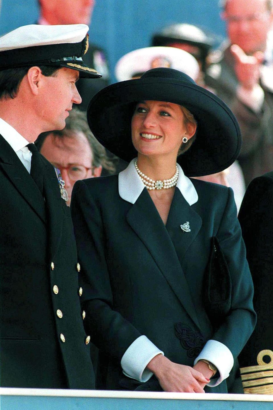 Prinzessin Diana: 10 legendäre Choker, die Modegeschichte schrieben ...