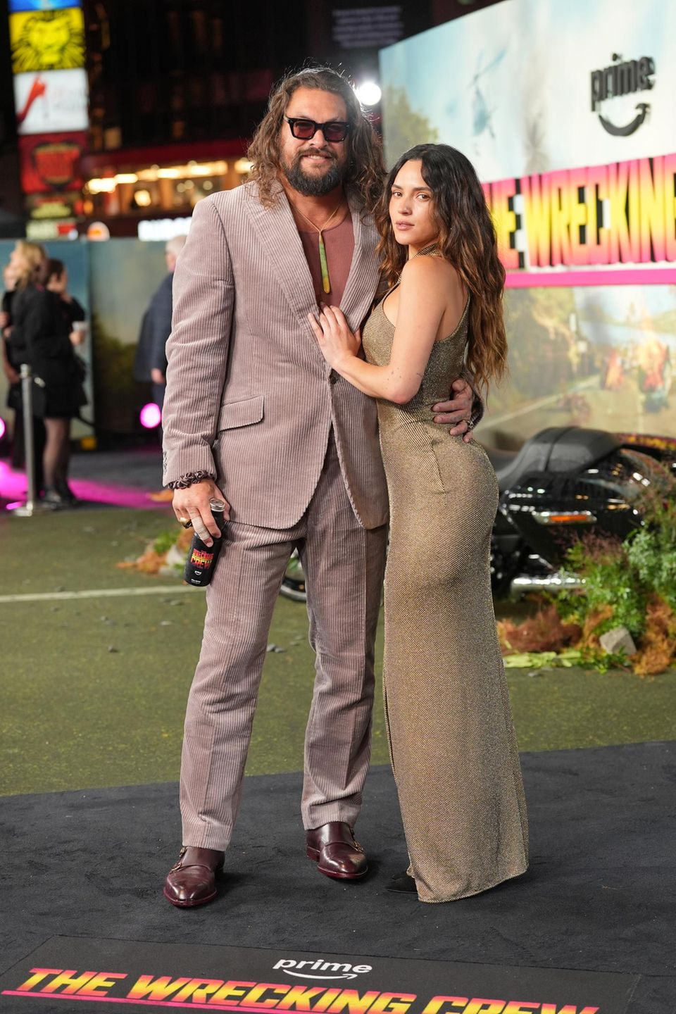 Jason Momoa + Adria Arjona posieren gemeinsam auf dem Red Carpet | GALA.de