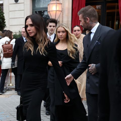 Victoria Beckham: Große Ehrung in Paris – und Tochter Harper gibt Halt ...