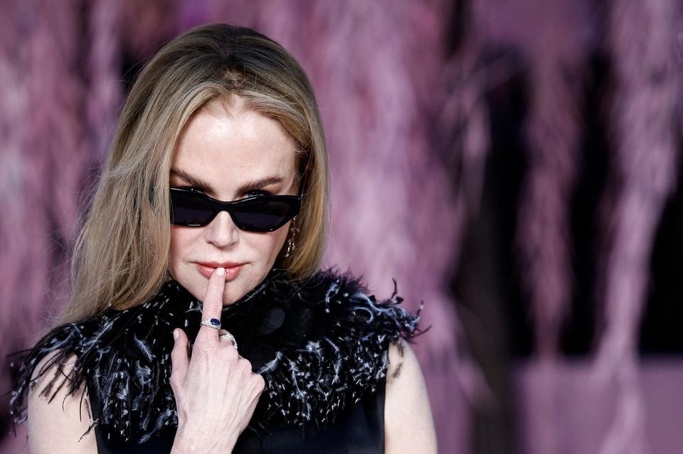 Nicole Kidman: Auf Paris-Fashion-Week schmückt sie sich mit Federn ...