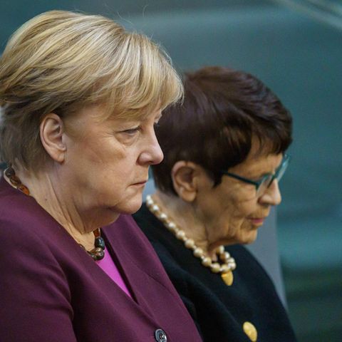 Angela Merkel über Merkel-Raute: "Mach' sie eigentlich nicht mehr ...