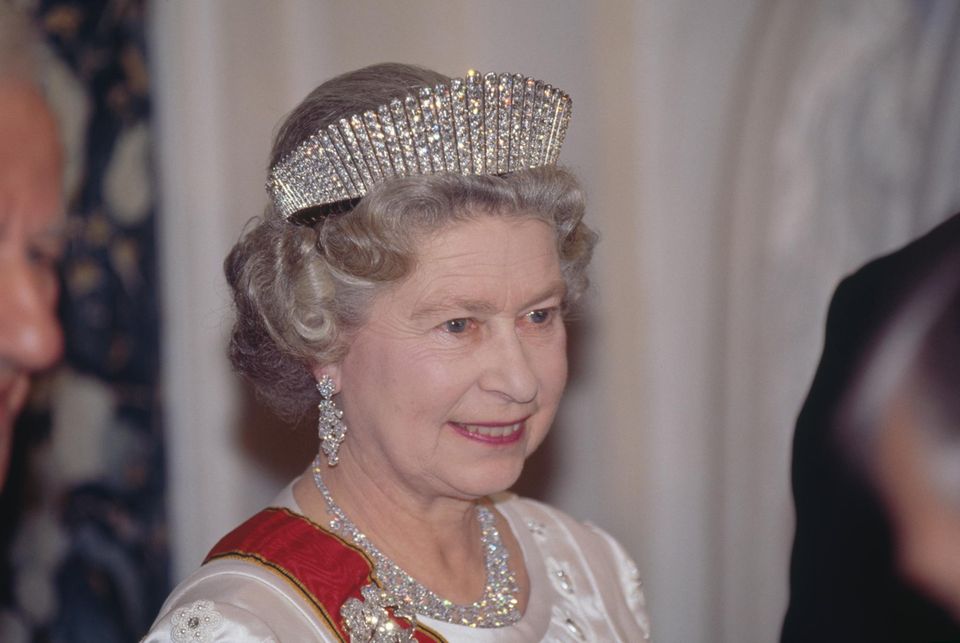 Gewusst? So leicht wird ein Collier zu einer Tiara umgewandelt | GALA.de