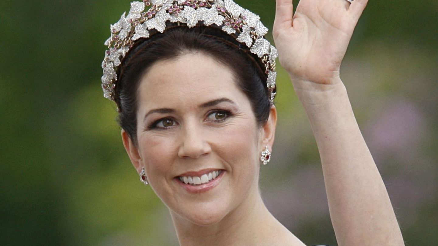Gewusst? So leicht wird ein Collier zu einer Tiara umgewandelt | GALA.de
