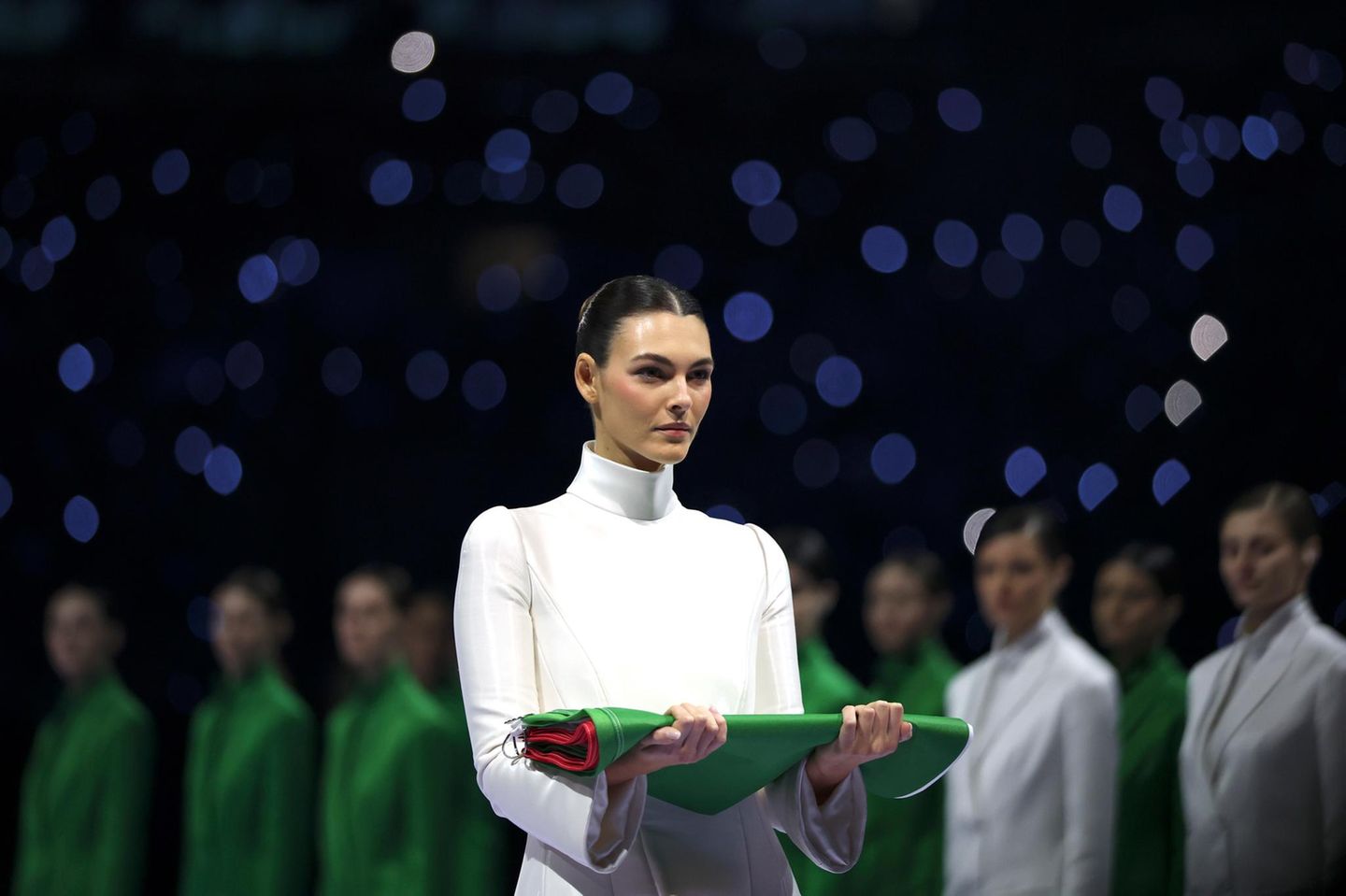 Vittoria Ceretti: Sie trägt bei Olympia-Eröffnung Armanis letztes Werk ...