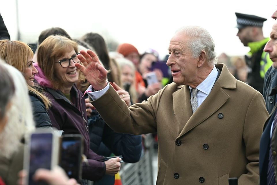 Besuch in Clitheroe: Mann konfrontiert Charles III. mit Andrew | GALA.de