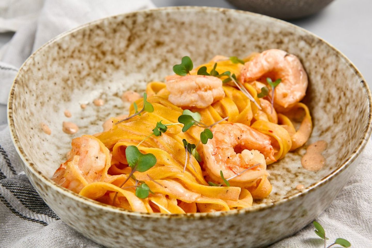 Valentinstag zu Hause genießen: Cremige Shrimps-Pasta für zwei | GALA.de