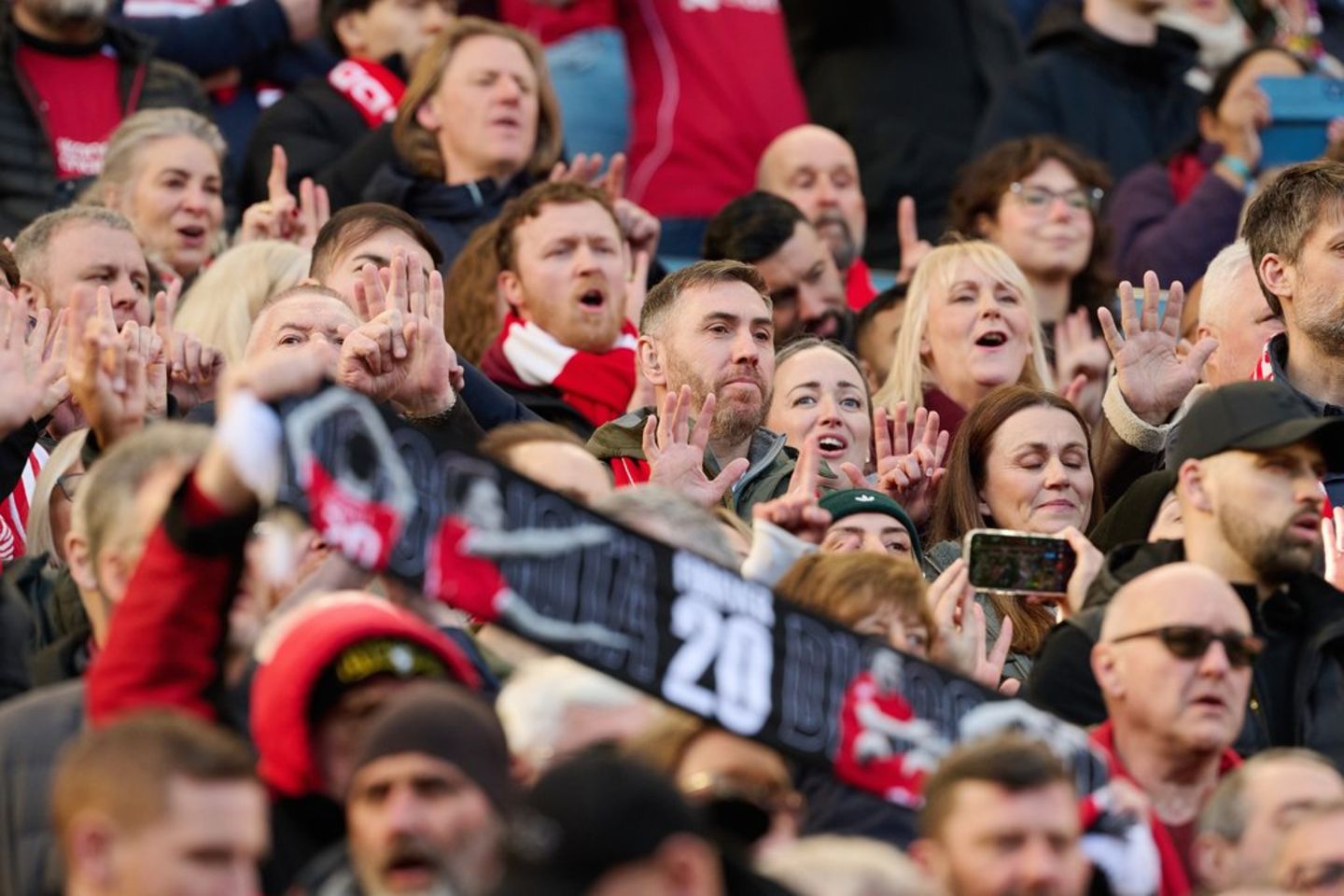 "You'll Never Walk Alone": Fans gebärden Kulthymne des Liverpool FC ...