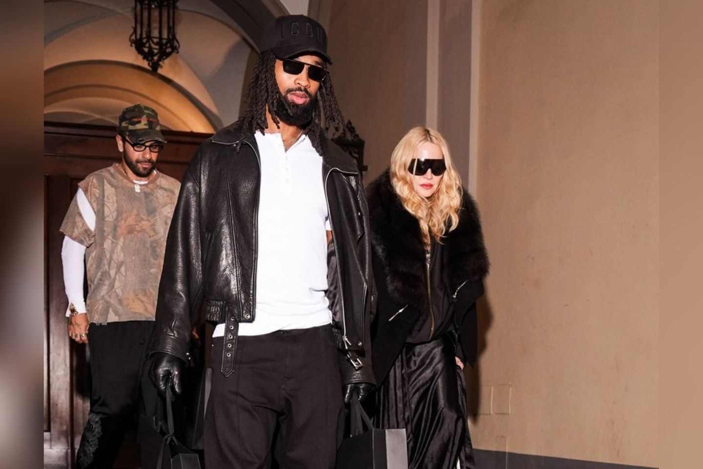 Fashion Week in Mailand: Madonna zeigt sich mit ihrem Partner | GALA.de