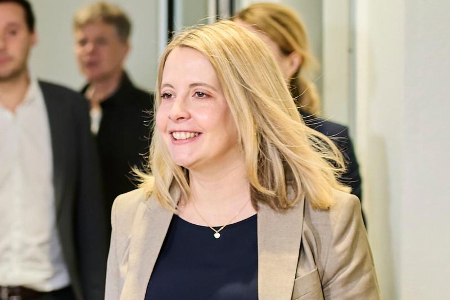 Verena Hubertz: Bauministerin zeigt sich erstmals mit ihrem Baby | GALA.de