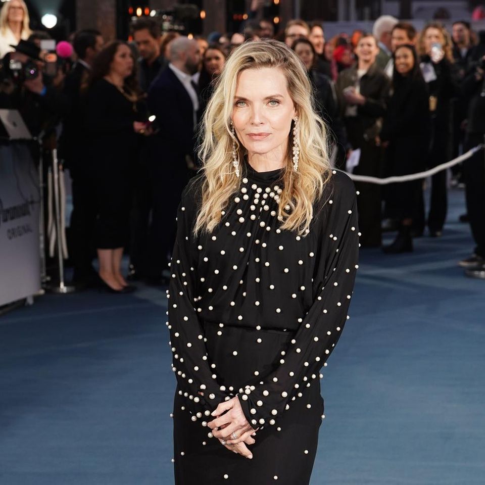 Michelle Pfeiffer - Starporträt, News, Bilder | GALA.de