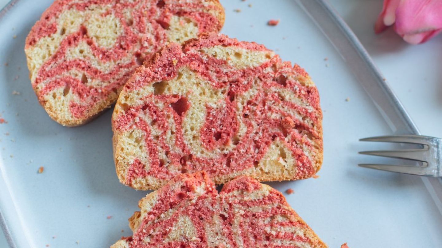 Hübsch gemustert: Pink Velvet Cake im Marmor-Look | GALA.de