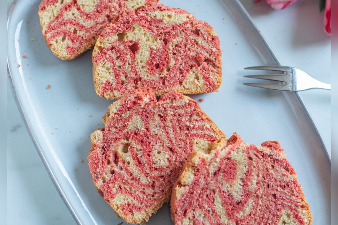 Hübsch gemustert: Pink Velvet Cake im Marmor-Look | GALA.de