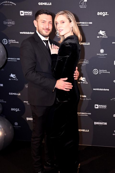 Couple-Looks: Hannah Waddingham feiert Red-Carpet-Debüt mit neuem ...