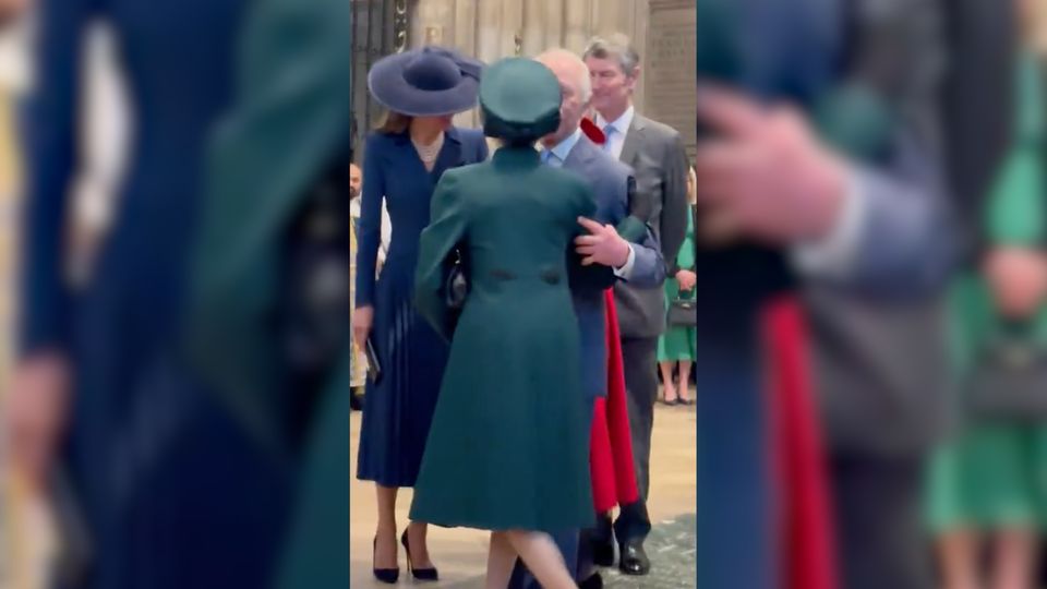 König Charles: Beim Commonwealth Day muss er Prinzessin Anne stützen ...