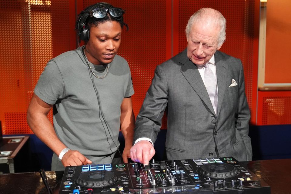 König Charles III.: Er zeigt sich als DJ | GALA.de