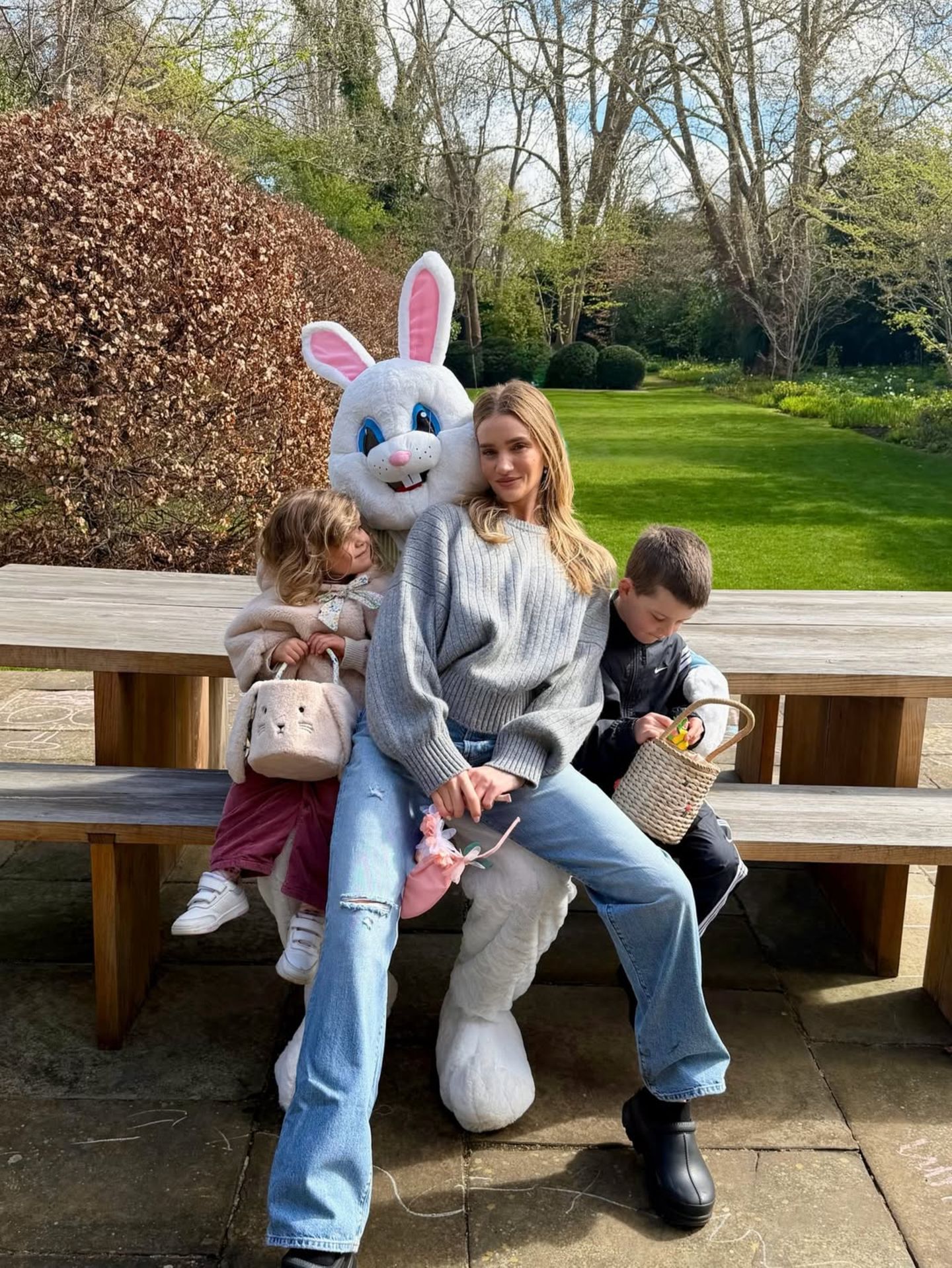 Eiersuche, Osterbrunch + Co.: Die schönsten Osterbilder der Stars 2026 ...