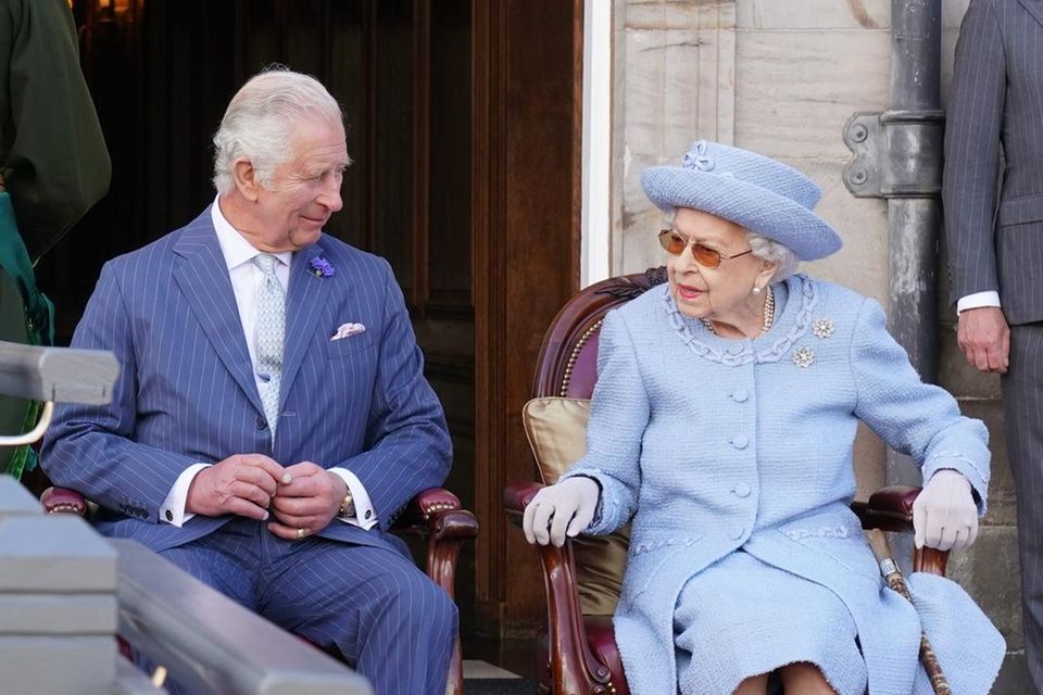 König Charles erinnert mit Hommage an seine "liebe Mama" Elizabeth ...