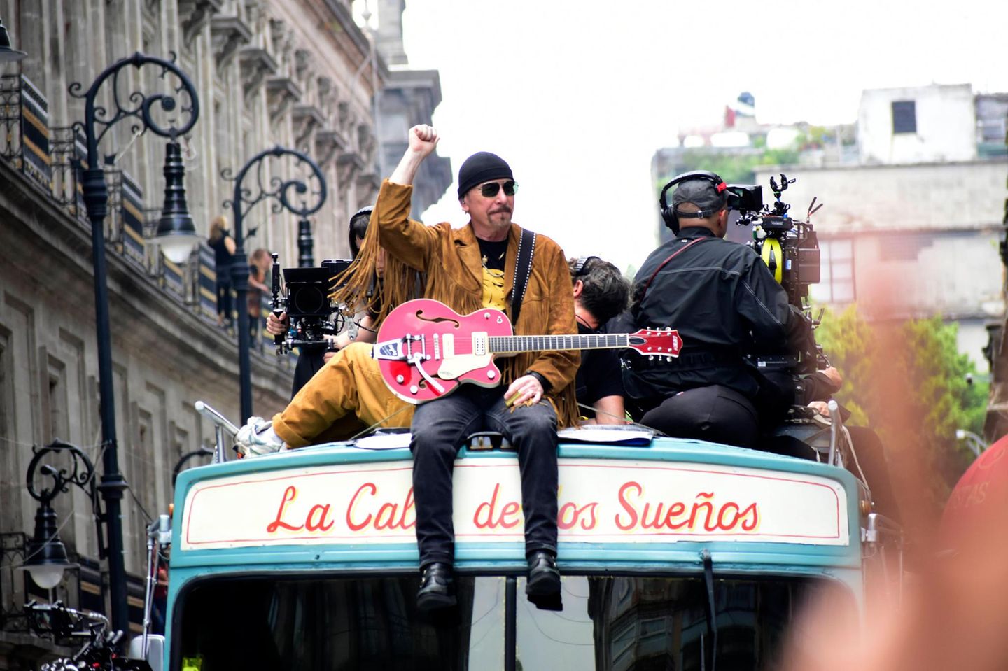 U2 drehen neues Video: The Edge und Bono kapern einen Bus in Mexiko ...