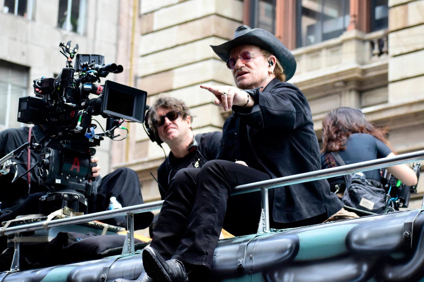 U2 drehen neues Video: The Edge und Bono kapern einen Bus in Mexiko ...