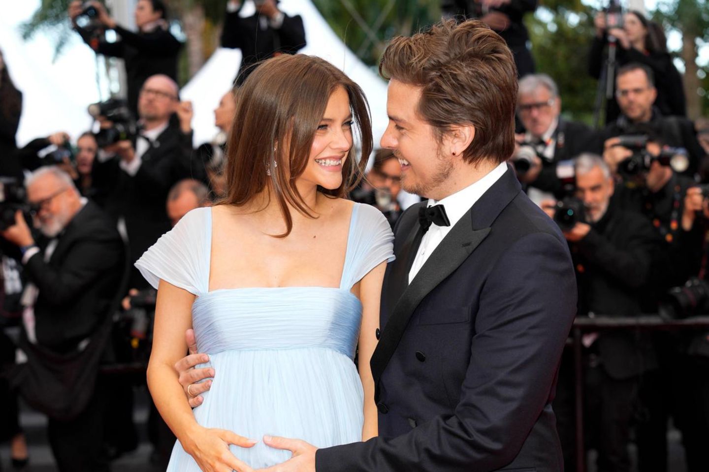 Barbara Palvin + Dylan Sprouse: Baby-Überraschung in Cannes! Sie ...